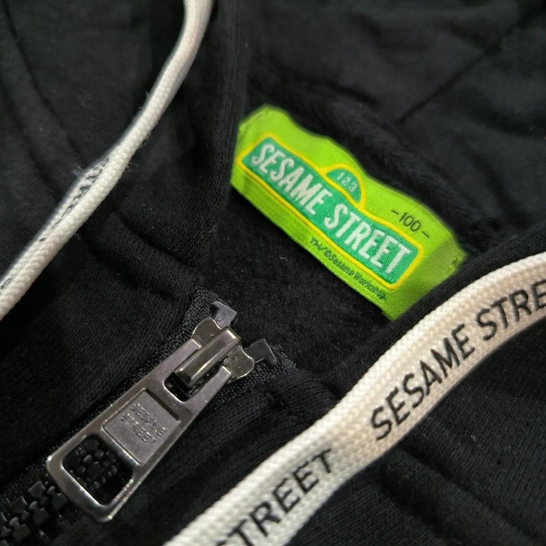 SESAME STREET ELMO ZIP HOODIE ORIGINAL, Fesyen Pria, Pakaian , Baju ...