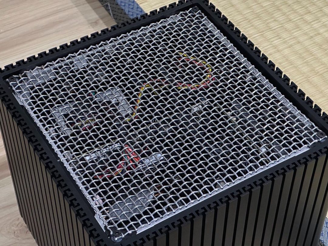 Silent Powerhouse - Custom-Built DB4a Fanless Cube Z2 Desktop with AMD ...