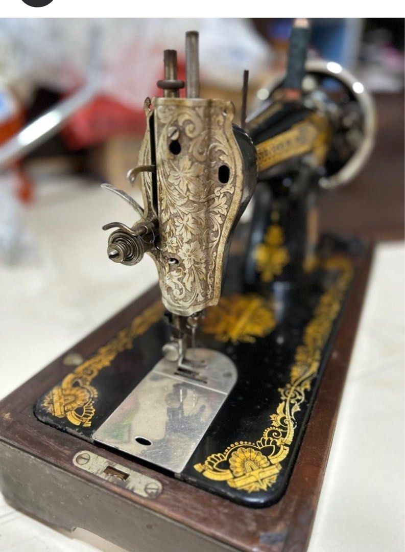 Singer hand cranked machine, Hobbies & Toys, Memorabilia & Collectibles ...
