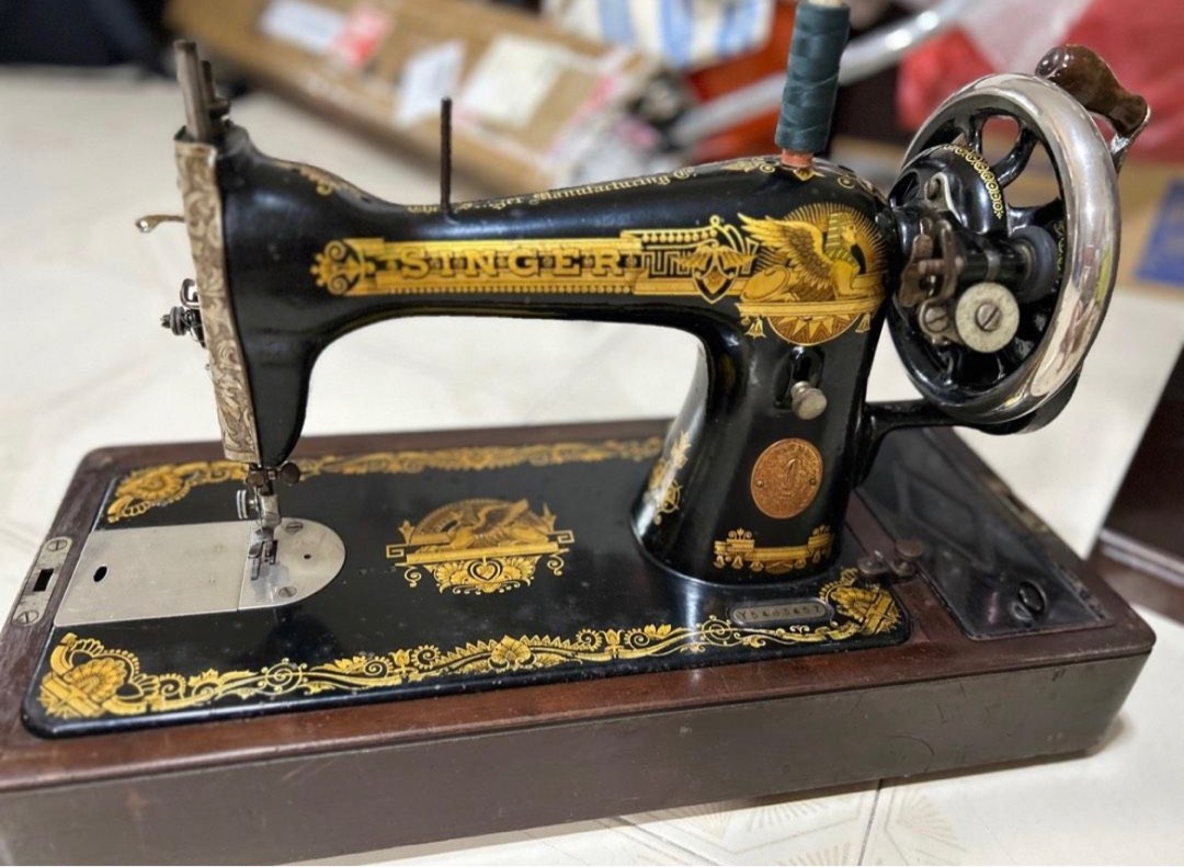 Singer hand cranked machine, Hobbies & Toys, Memorabilia & Collectibles ...