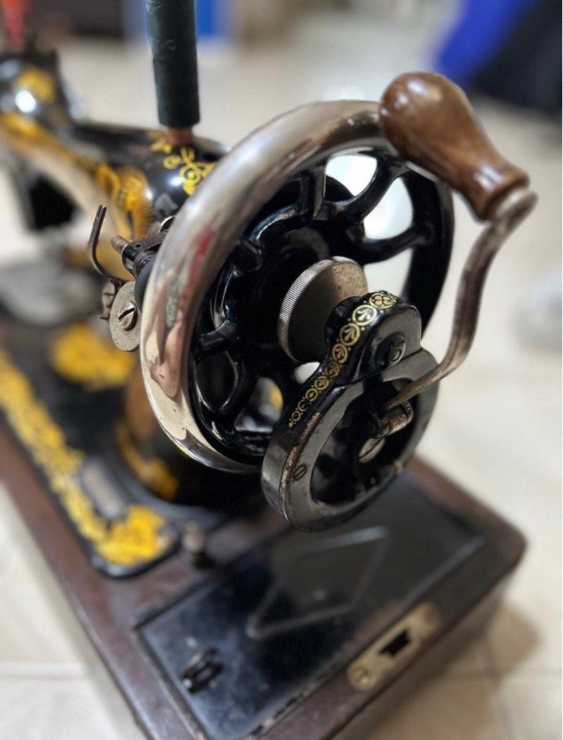 Singer hand cranked machine, Hobbies & Toys, Memorabilia & Collectibles ...