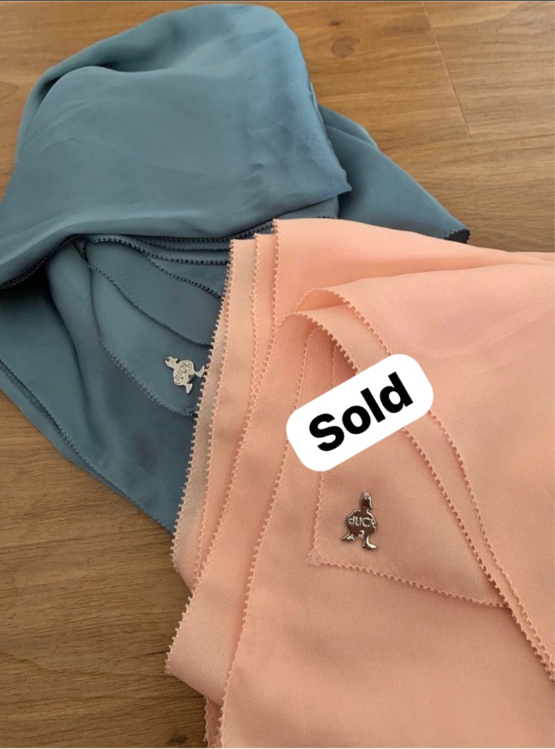 Assorted dUCk shawls, Women's Fashion, Muslimah Fashion, Hijabs on ...