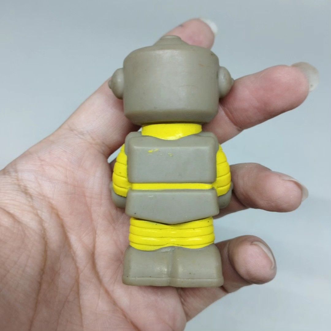 Figure Robot Kuning C, Toys & Collectibles, Mainan di Carousell