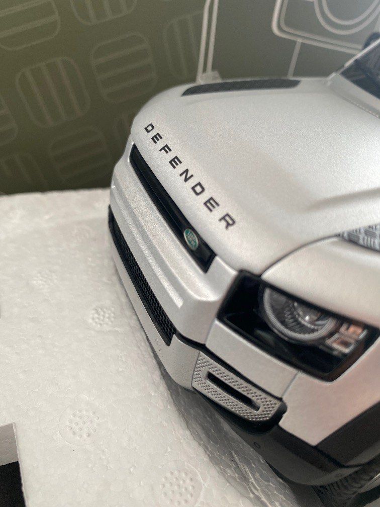 Land Rover Defender 110-2020 / Metal 1:18 Diecast / Satin Indus Silver ...