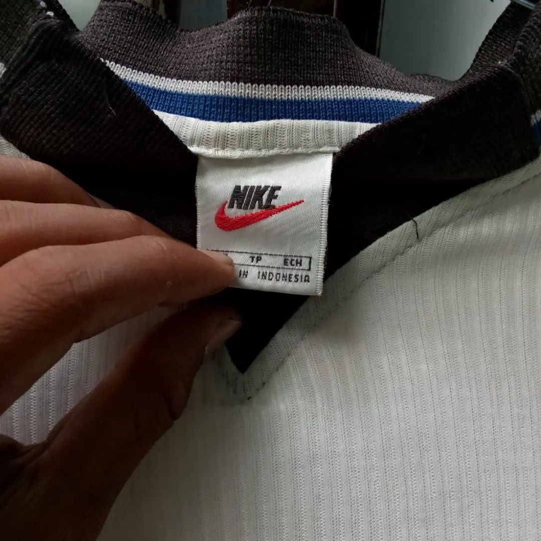 Nike small woosh vintage 90s, Fesyen Pria, Pakaian , Atasan di Carousell