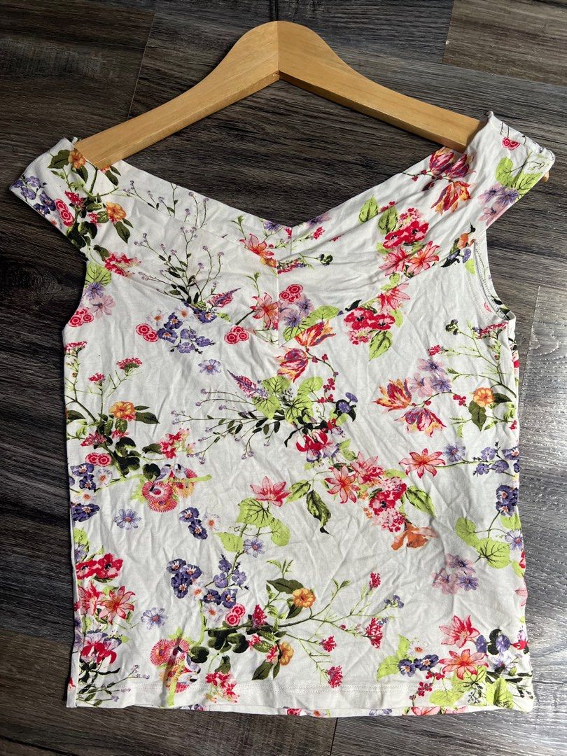 Pull & bear sabrina, Fesyen Wanita, Pakaian Wanita, Atasan di Carousell