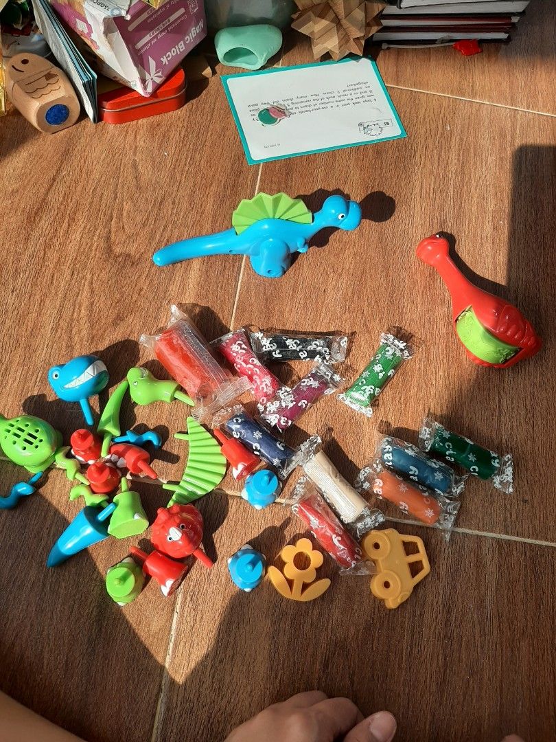 Dippy dino set elc on Carousell