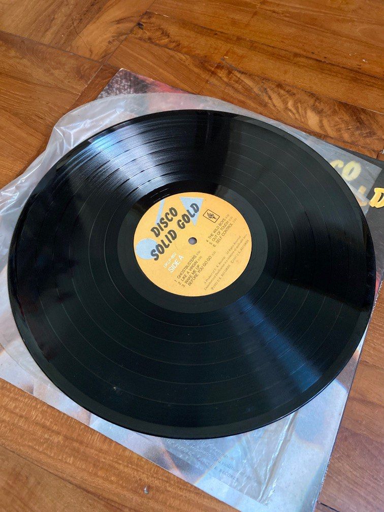 Disco solid gold vinyl 舊版黑膠唱片, 興趣及遊戲, 音樂、樂器 & 配件, 音樂與媒體 - 黑膠碟 - Carousell