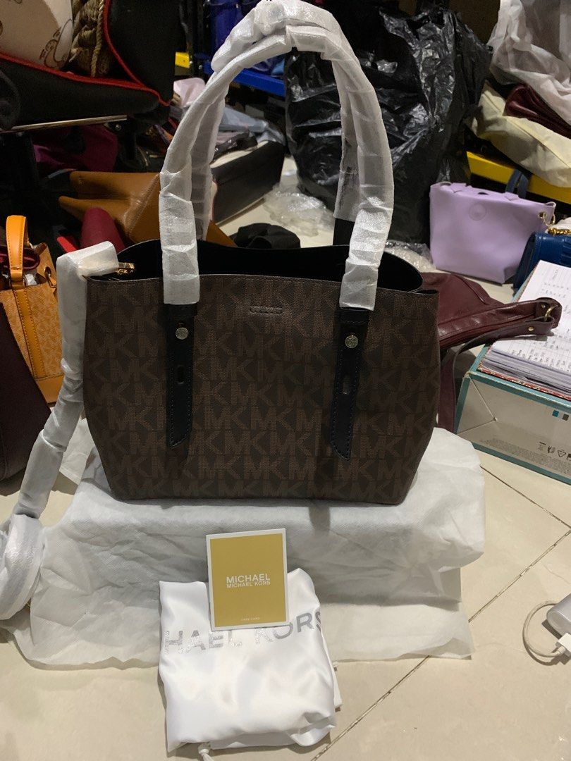 Tas MK Mel, Barang Mewah, Tas & Dompet di Carousell