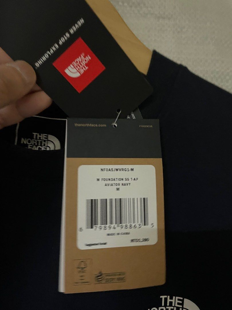 全新 The North Face 經典logo 反光防偽貼紙 未拆吊牌 原價1280 t（B3, 他的時尚, 上衣與西裝, T恤、Polo衫 ...