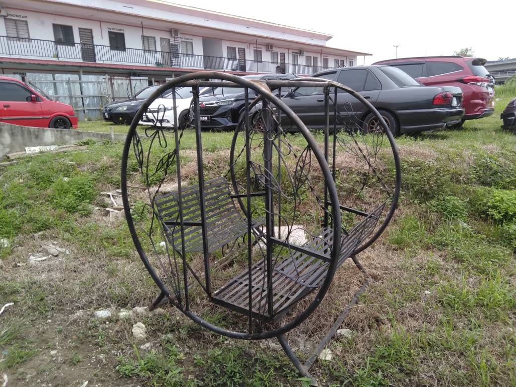 Buaian besi, Furniture & Home Living, Outdoor Furniture on Carousell