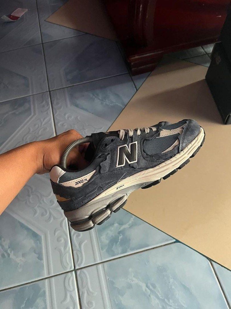 New Balance 2002R, Fesyen Pria, Sepatu , Sneakers di Carousell