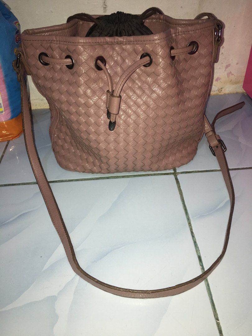 Preloved sling bag serut anyam like botega.., Fesyen Wanita, Tas & Dompet di Carousell