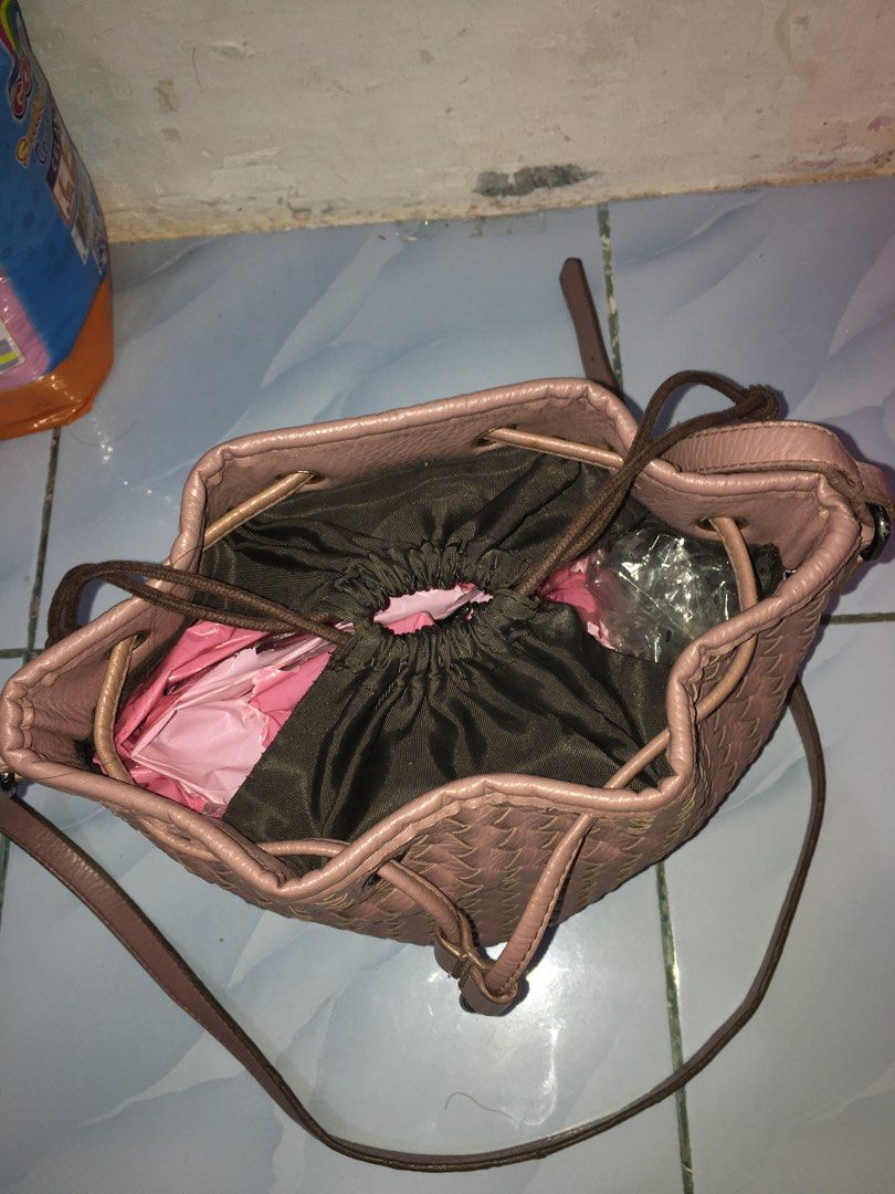 Preloved sling bag serut anyam like botega.., Fesyen Wanita, Tas & Dompet di Carousell