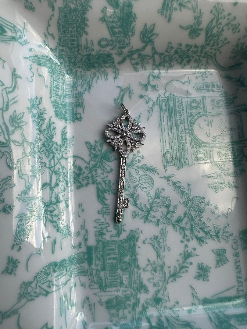 Tiffany and co Victoria Key Pendant diamond platinum, Women's Fashion ...