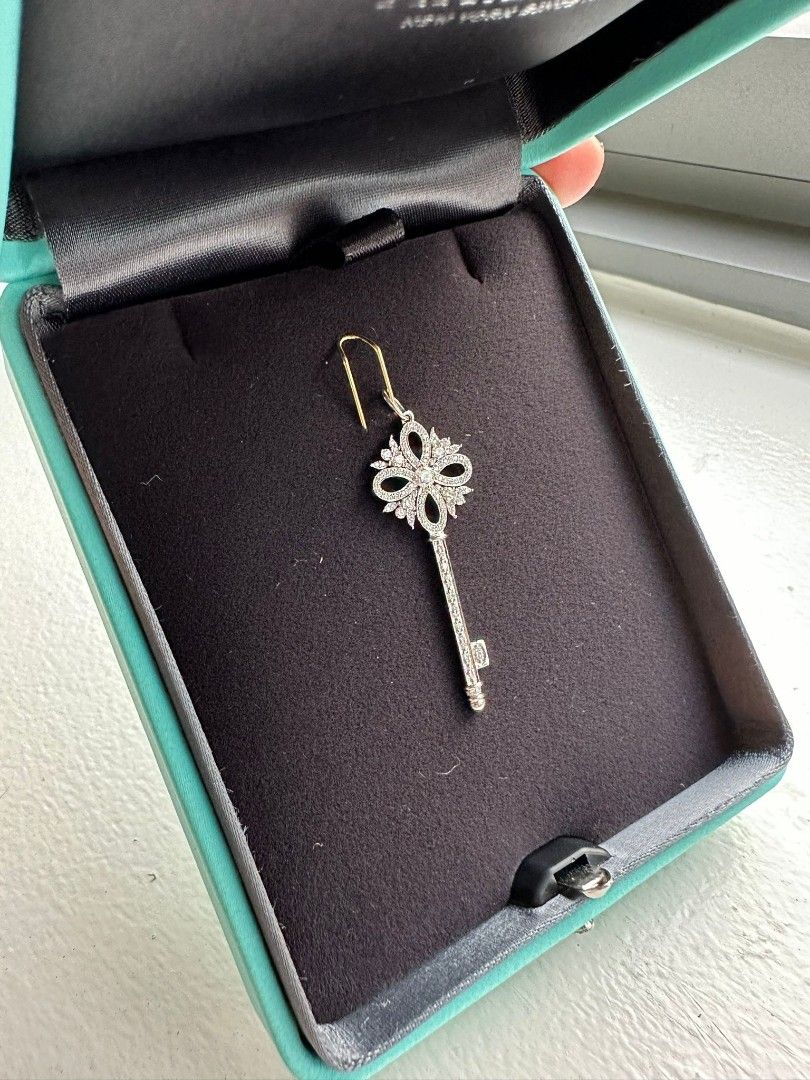 Tiffany and co Victoria Key Pendant diamond platinum, Women's Fashion ...