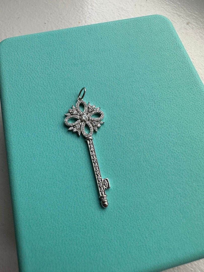 Tiffany and co Victoria Key Pendant diamond platinum, Women's Fashion ...