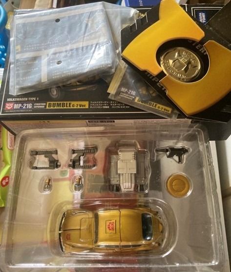 Transformer Bumblebee Gold Bug. Generation 1 and Cybertron Head ...
