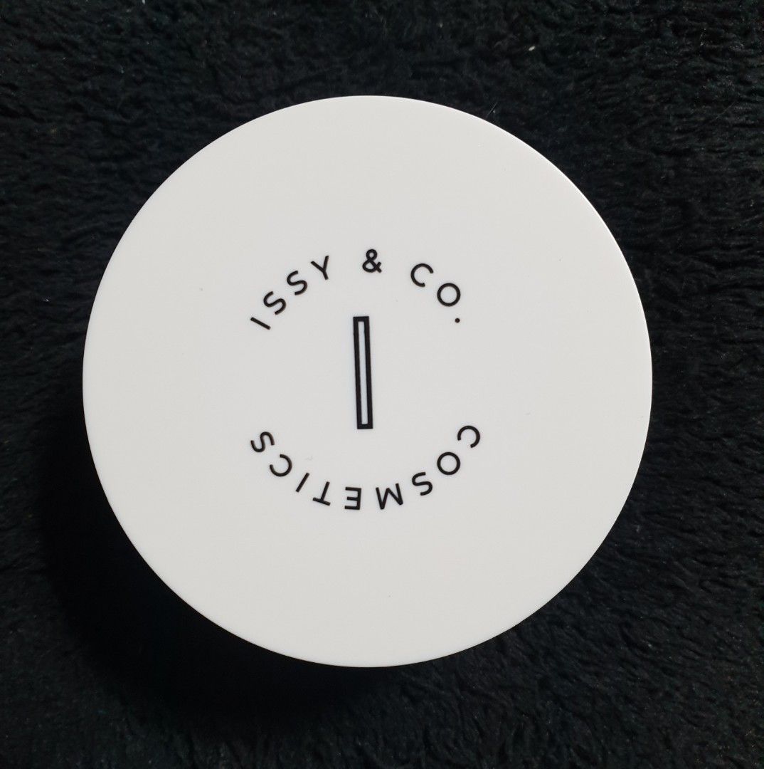 Issy & co weightless loose powder in radiant finish on Carousell