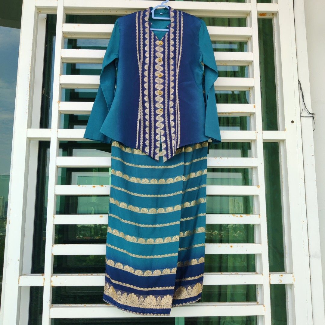 Kebaya biru saree, Women's Fashion, Muslimah Fashion, Baju Kurung ...