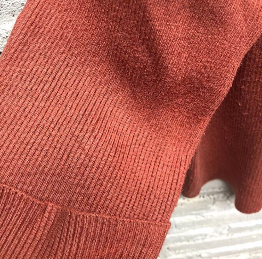 Knit merah bata, Fesyen Wanita, Pakaian Wanita, Atasan di Carousell