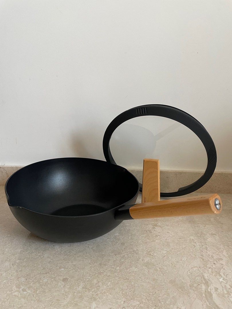 Non sticky frying pan / Chinese wok with lid, Furniture & Home Living ...