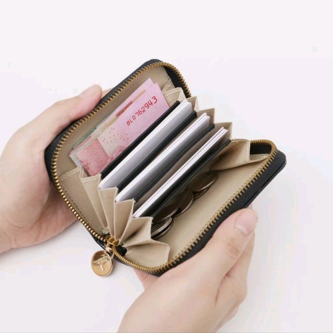 Povilo akordia wallet black, Barang Mewah, Tas & Dompet di Carousell