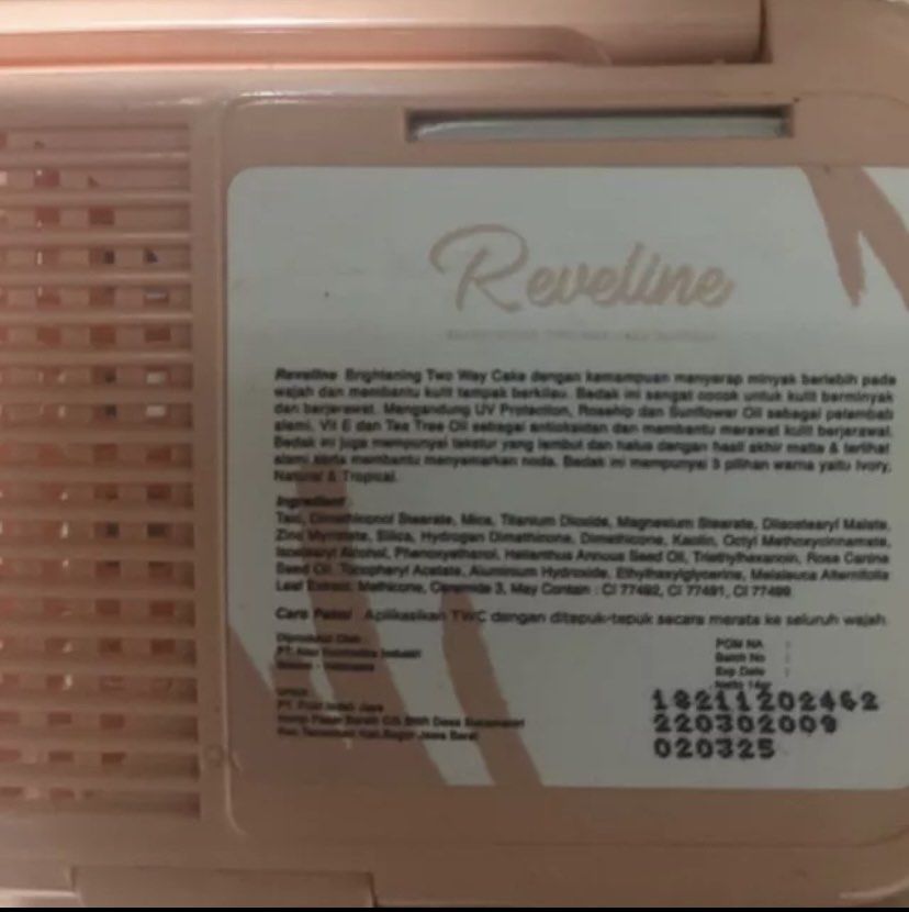 reveline brightening two way cake natural, Kesehatan & Kecantikan, Rias Wajah di Carousell