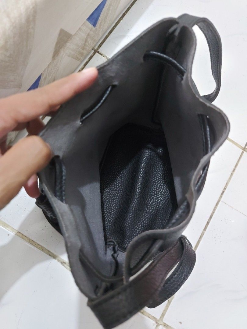 Tas Serut Hitam Cantik, Fesyen Wanita, Tas & Dompet di Carousell