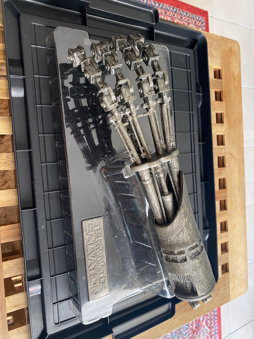 2009 Terminator Salvation Endoskeleton T-800 arm Prop Replica ...