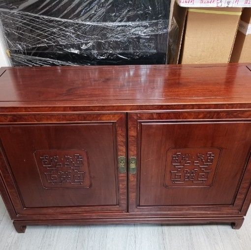 Beautiful Chinese Style Sideboard, 傢俬＆家居, 傢俬, 櫃子、組合櫃及置物架 - Carousell