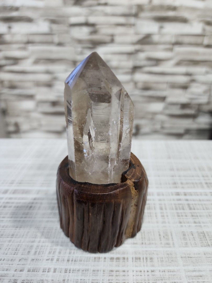 Raw white crystal tower, Hobbies & Toys, Memorabilia & Collectibles ...