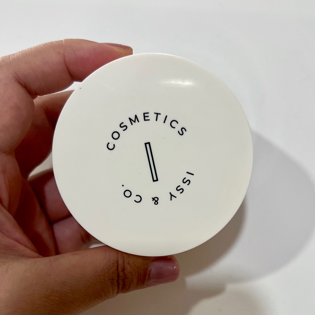 Issy & Co Weightless Loose Powder in Radiant Finish on Carousell