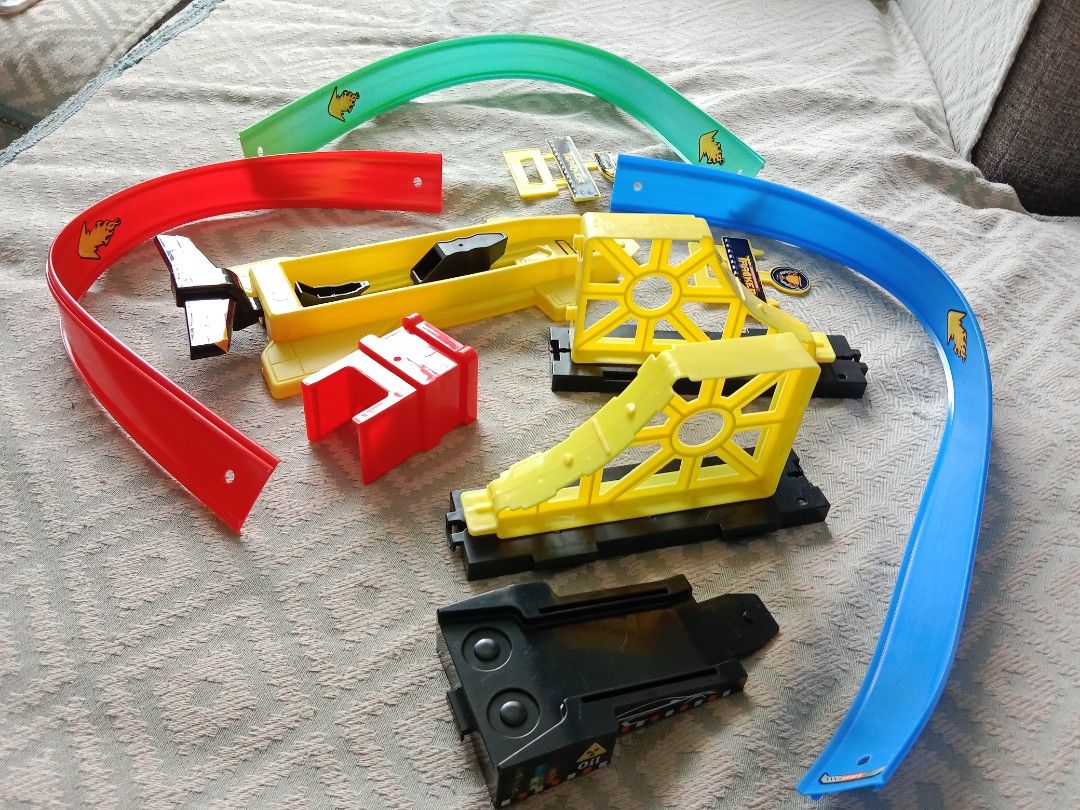 Racing car trail, Hobbies & Toys, Toys & Games on Carousell