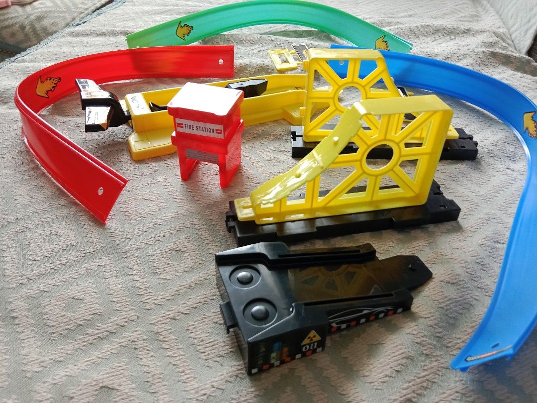 Racing car trail, Hobbies & Toys, Toys & Games on Carousell