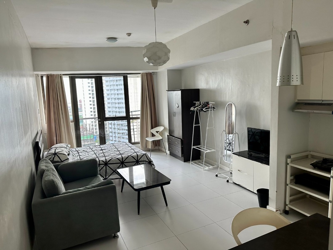 Studio Unit with Balcony FOR LEASE at KL Tower Legazpi Village Makati ...