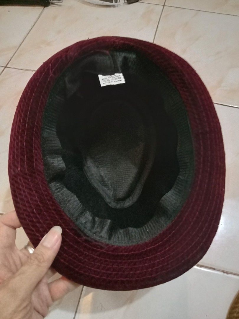 Topi fedora beludru maroon warna langka, Barang Yang Dicari di Carousell