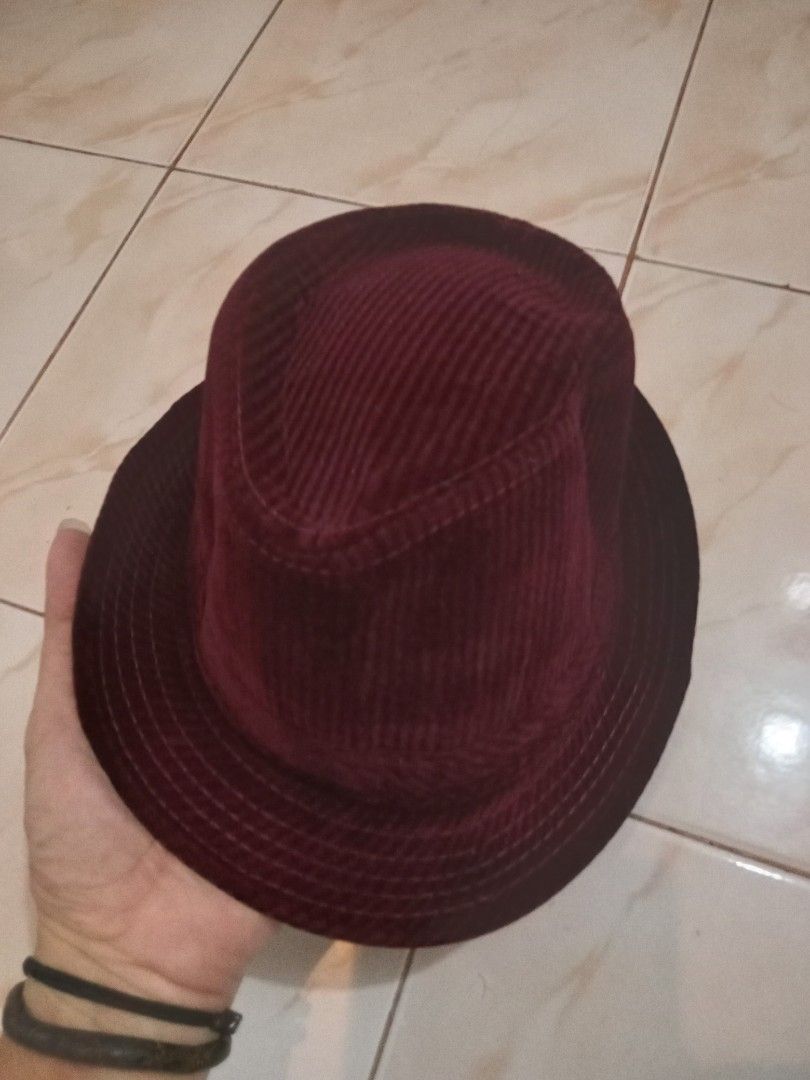 Topi fedora beludru maroon warna langka, Barang Yang Dicari di Carousell