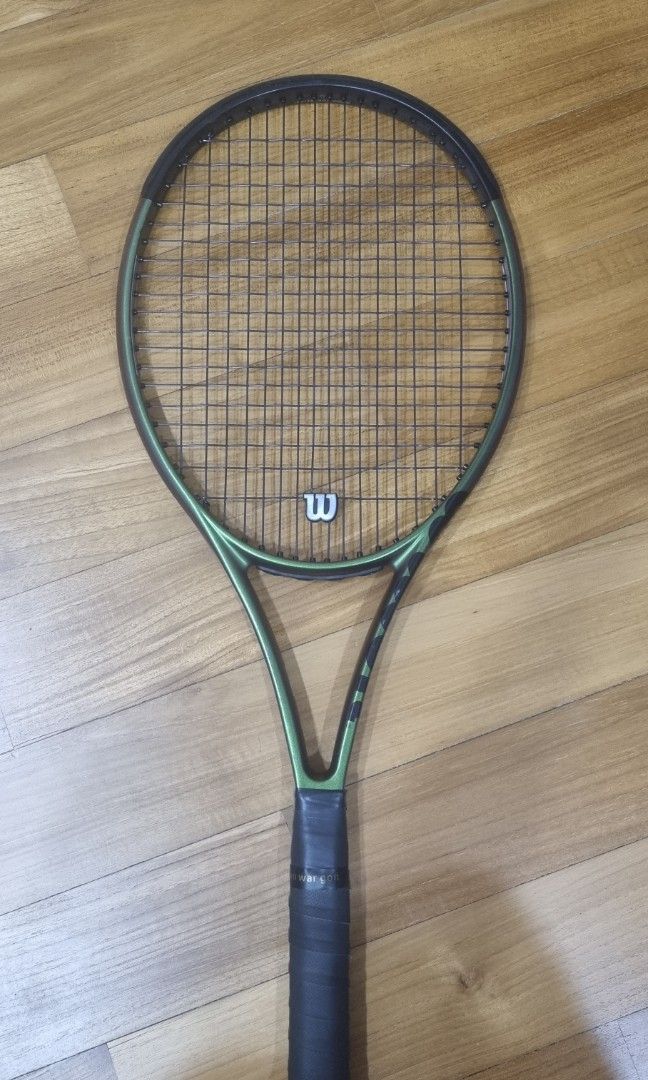 Wilson Blade 100L V8 Tennis Racket (2022 purchased), Sports Equipment ...