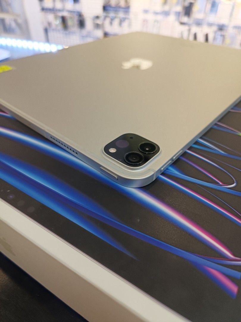 2 Mths Old! iPad Pro 12.9 6th Gen M2 Chipset 256gb Cellular (Like New ...