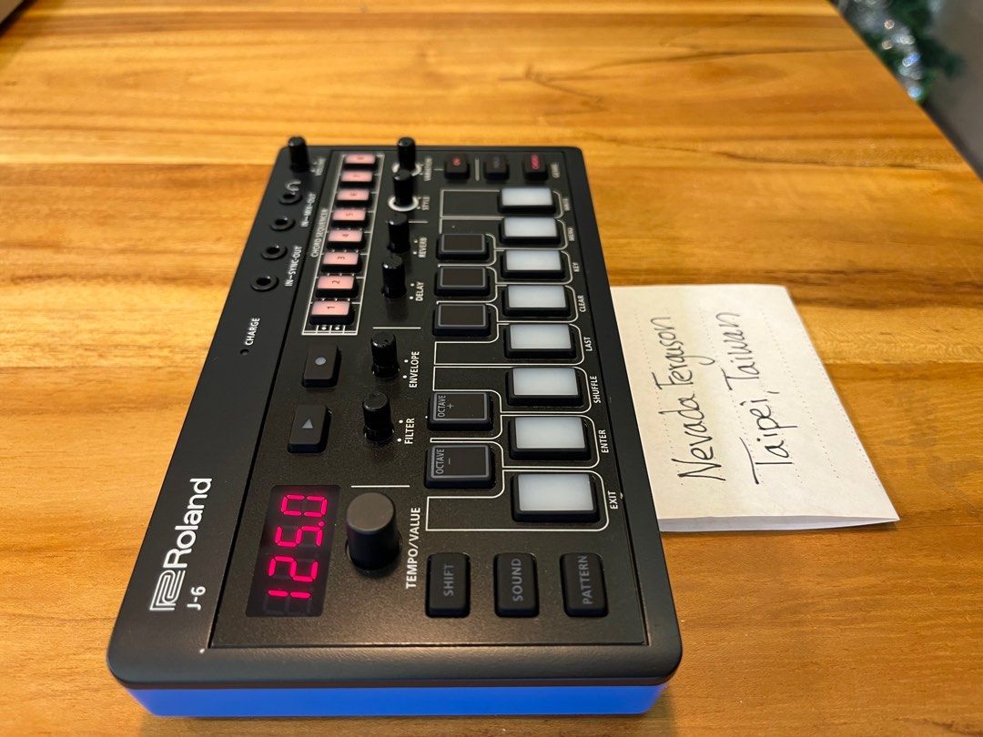 9/10 Roland J6 Chord machine w/Juno 69 sounds. Comes with original box ...