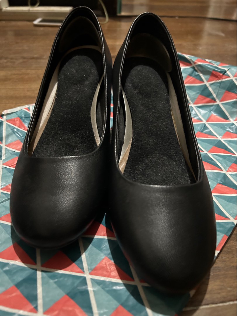 Black closed shoes with heels (Aerosoles) on Carousell