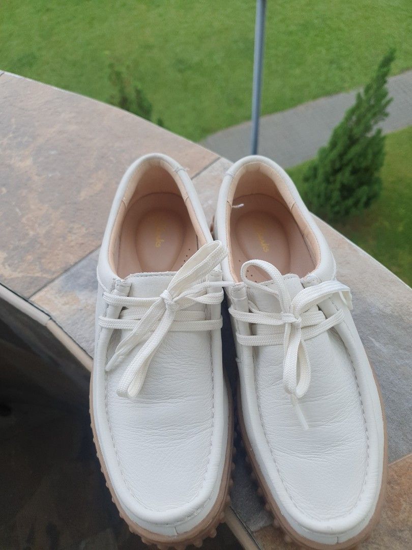 Clarks Torhill Bee, Luxury, Sneakers & Footwear on Carousell