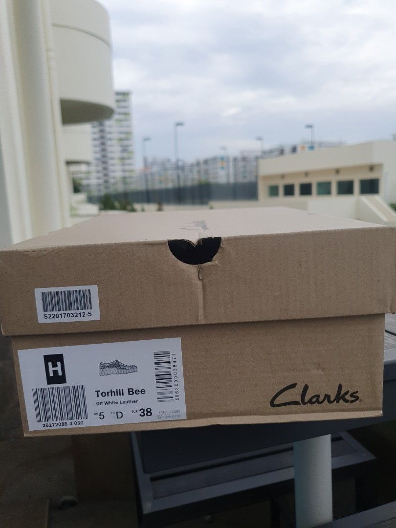 Clarks Torhill Bee, Luxury, Sneakers & Footwear on Carousell
