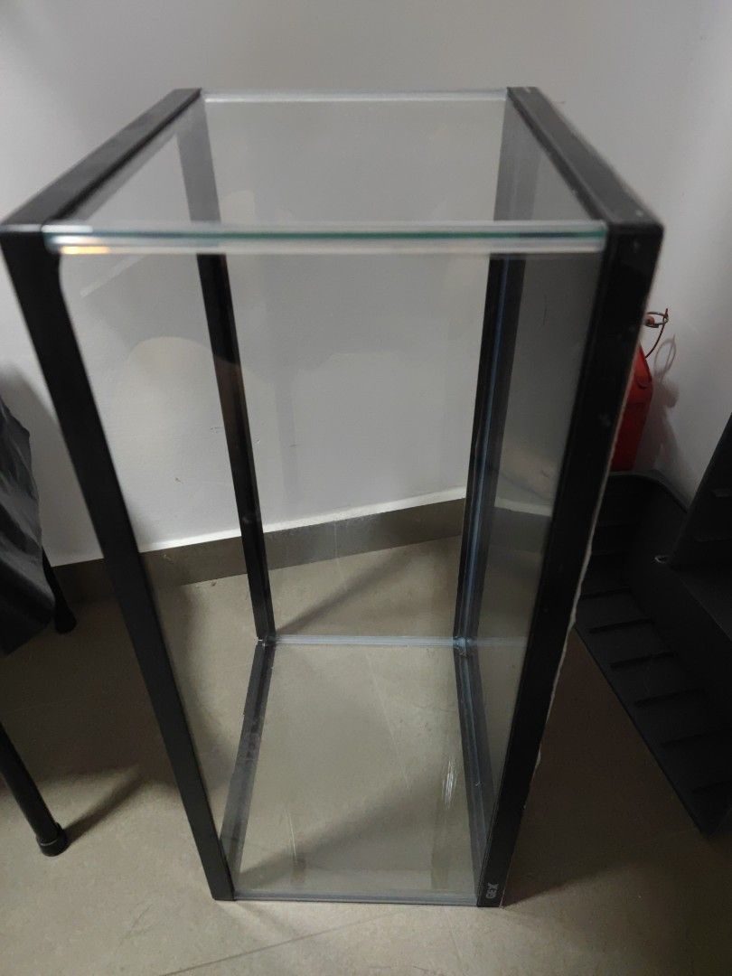 Gex Low fish turtle tank, Pet Supplies, Homes & Other Pet Accessories on Carousell