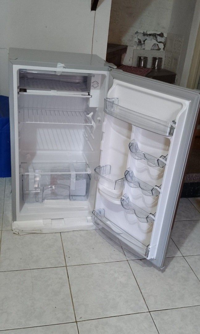 Hanabishi mini personal ref, TV & Home Appliances, Kitchen Appliances ...