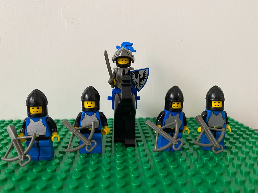 Lego classic Castle Black Falcon Knights on horse with shield, 興趣及遊戲 ...