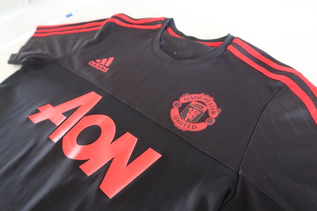 Manchester United Training Kit, Men's Fashion, Activewear on Carousell