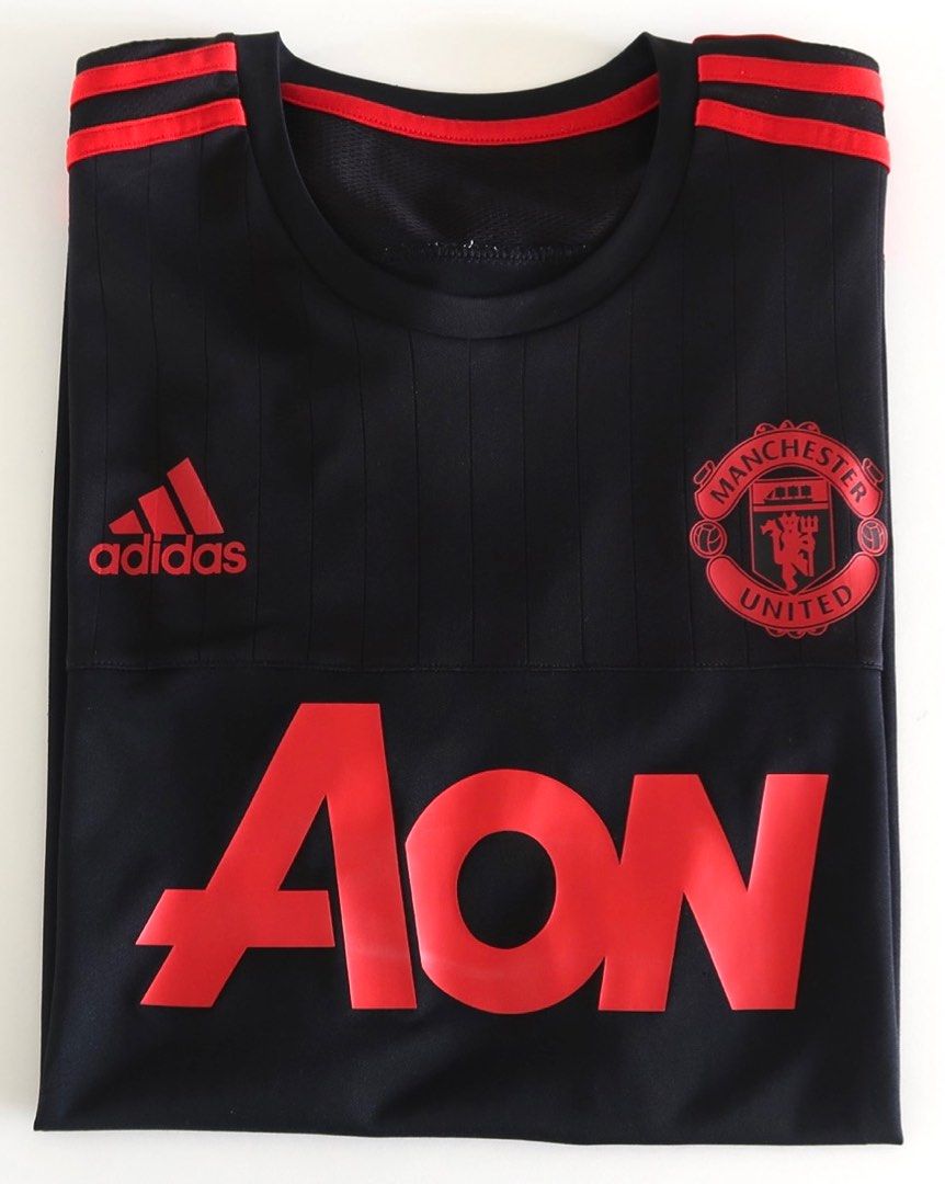 Manchester United Training Kit, Men's Fashion, Activewear on Carousell