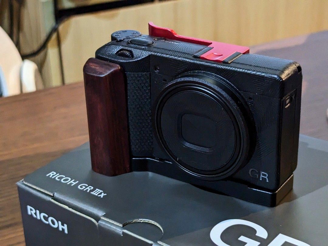 Ricoh GR III X (mint, wood grip, extra batt, SD card, thumb grip, skin ...